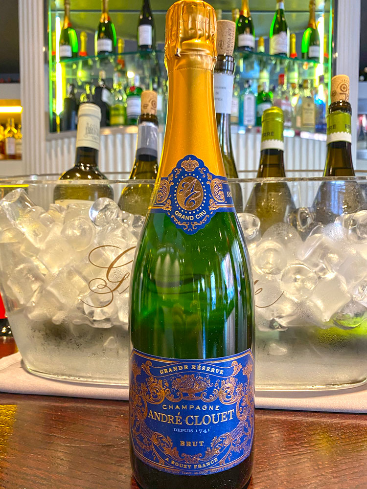 VIAVÉLEZ » Avda. General Perón, 10. Madrid.